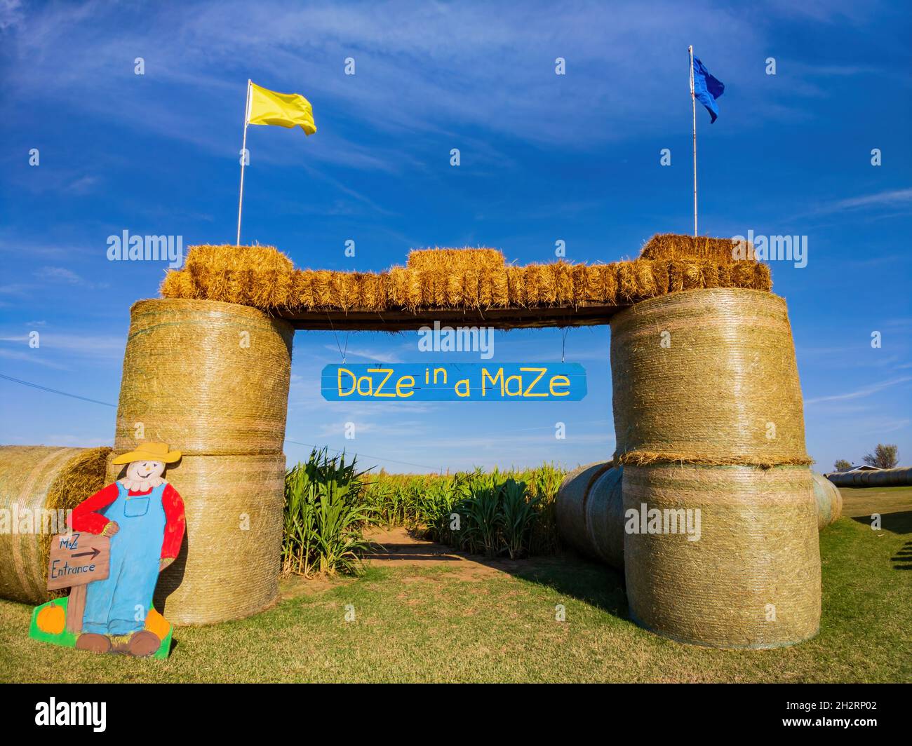 Hay bale maze hi-res stock photography and images - Alamy