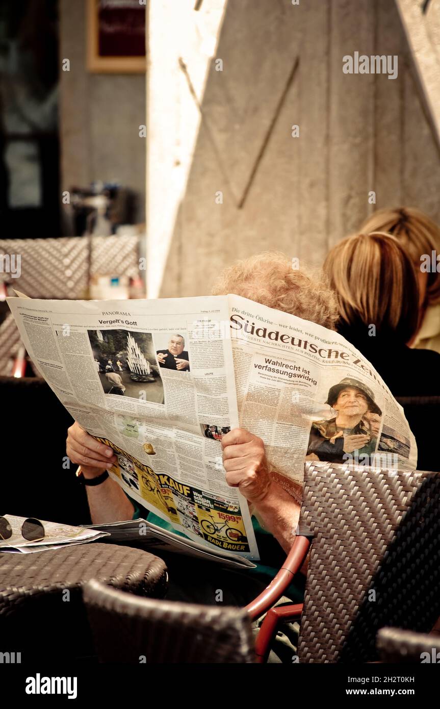 ITALY. HIGH-ADIGE. BOLZANO. OLD PERSON READING A NEWSPAPER Stock Photo ...