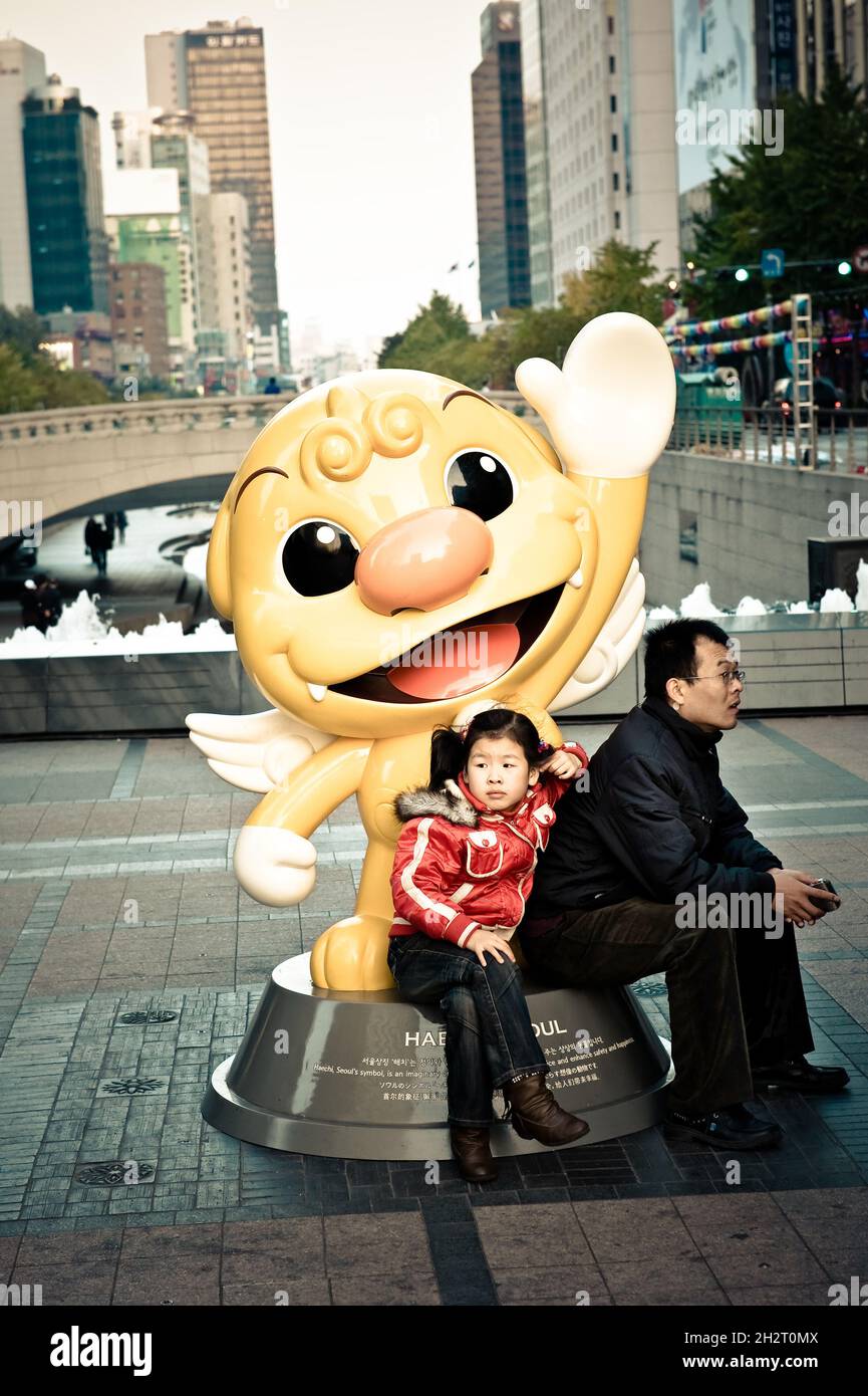 SOUTH KOREA. SEOUL. PEOPLE IN THE CITY CENTER Stock Photo - Alamy