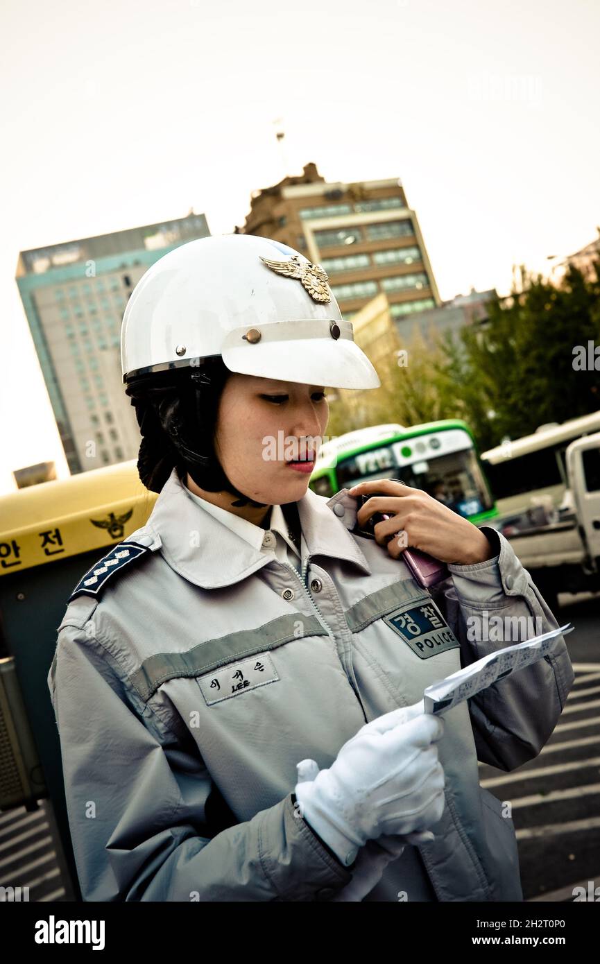 SOUTH KOREA. SEOUL. POLICEMAN IN JONGNO AVENUE Stock Photo - Alamy
