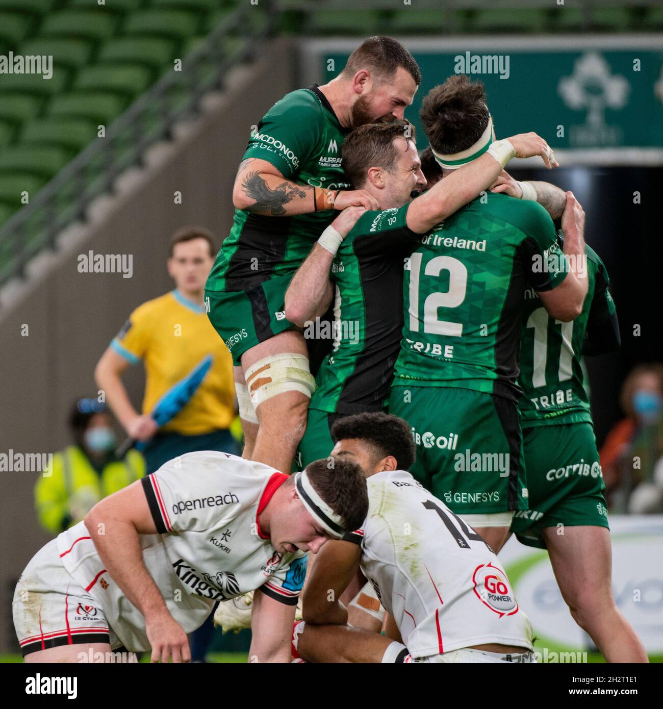 Mack HANSEN of Connacht celebrates scoring with teammates during the ...