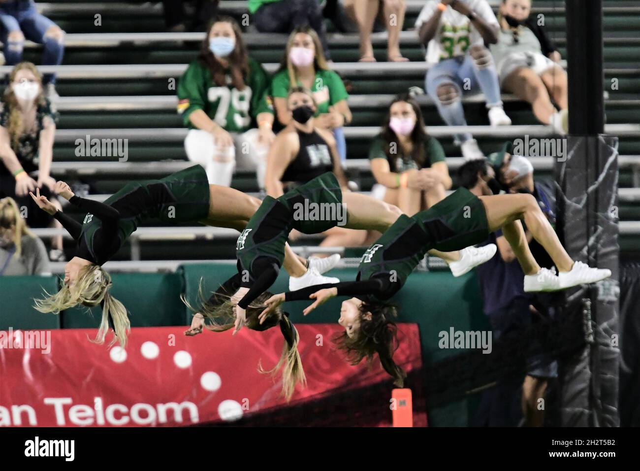Honolulu, Hawaii, USA. 23rd Oct, 2021. Hawaii cheerleaders entertained ...