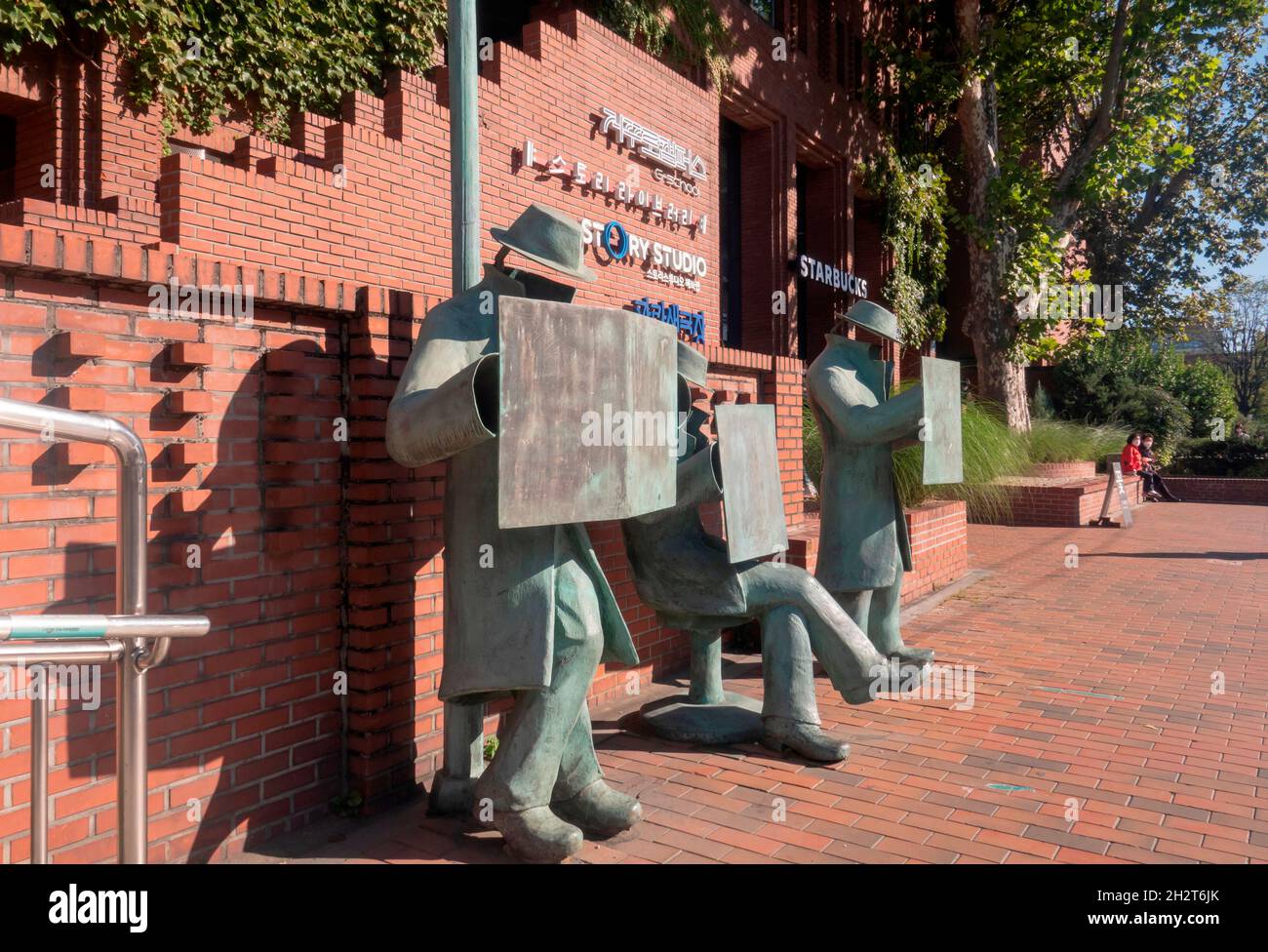 Daehakro, Oct 17, 2021 : Parangsae Theater at Daehakro street in Seoul ...