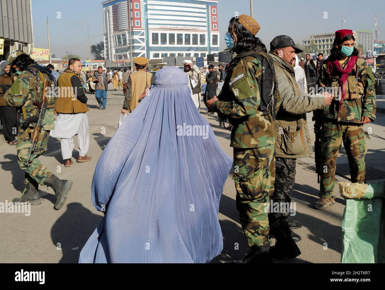 Afghan woman in burqa kabul hi-res stock photography and images - Alamy
