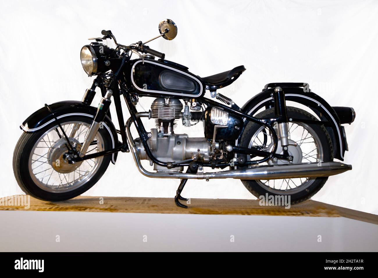 Old classic motorcycles hi-res stock photography and images - Alamy