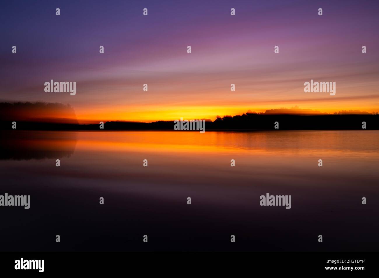 Hanover, Germany. 24th Oct, 2021. The sky above the Altwarmbüchener See ...