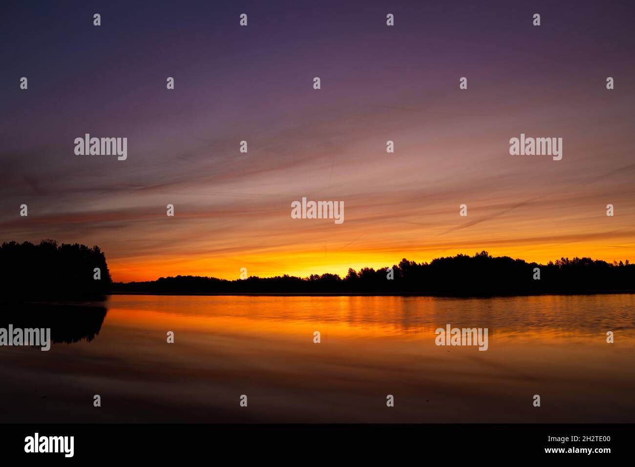 Hanover, Germany. 24th Oct, 2021. The sky above the Altwarmbüchener See ...
