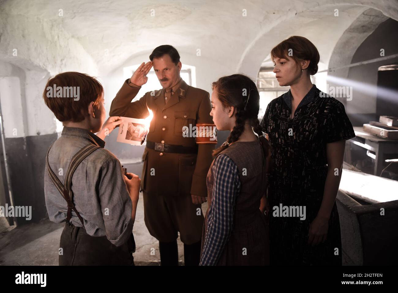 XARI WIMBAUER, PHILIPP HOCHMAIR and LISA WAGNER in DAS GLASZIMMER (2020 ...