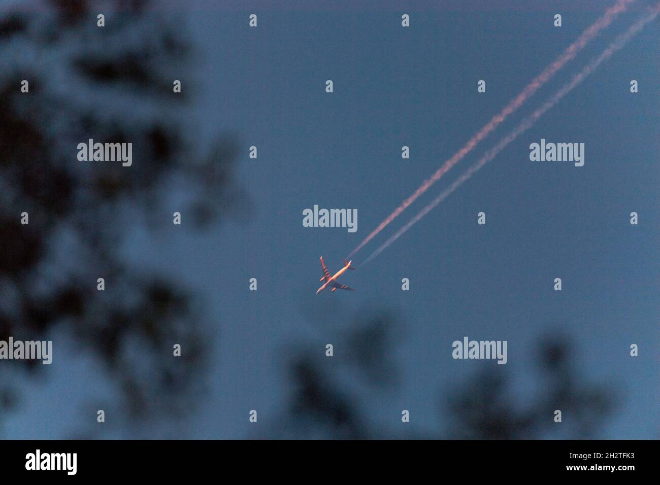 Jet plane trace hi-res stock photography and images - Alamy