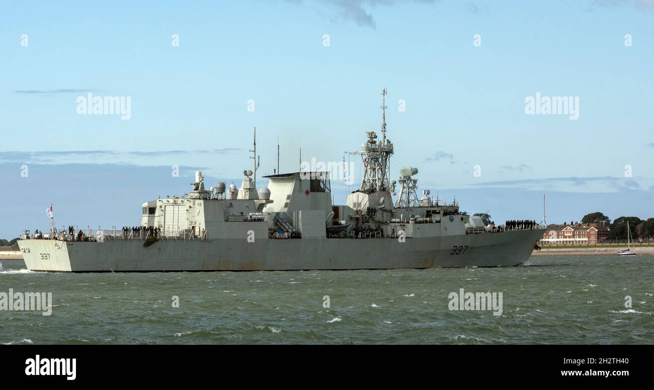 337 HMCS Fredericton a Halifax-class frigate of the Canadian Forces ...