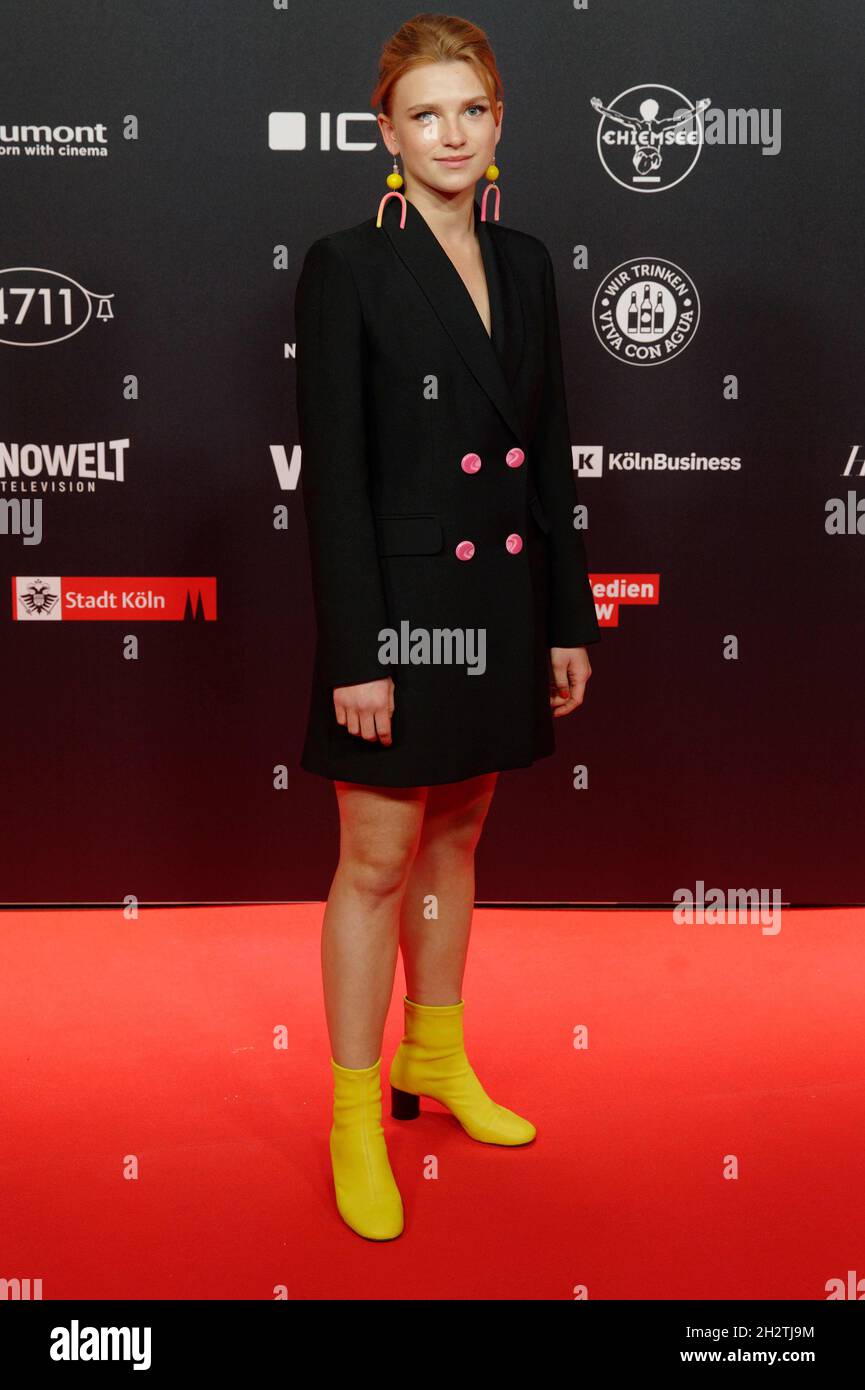 23 October 2021, North Rhine-Westphalia, Cologne: Actress Sinje Irslinger joins the screening of ...