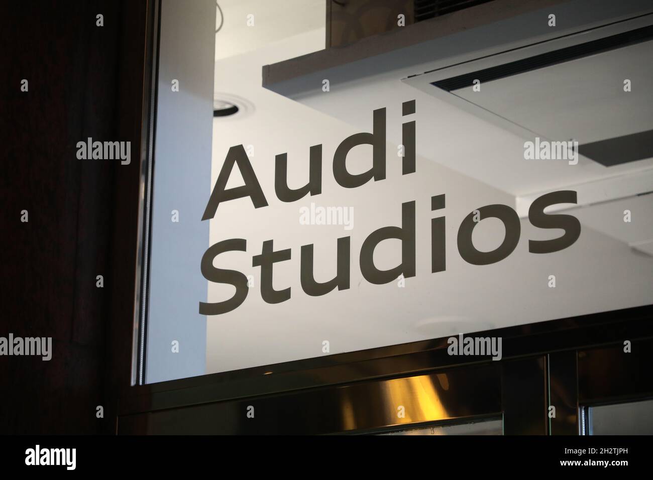 Audi studios signs hi-res stock photography and images - Alamy