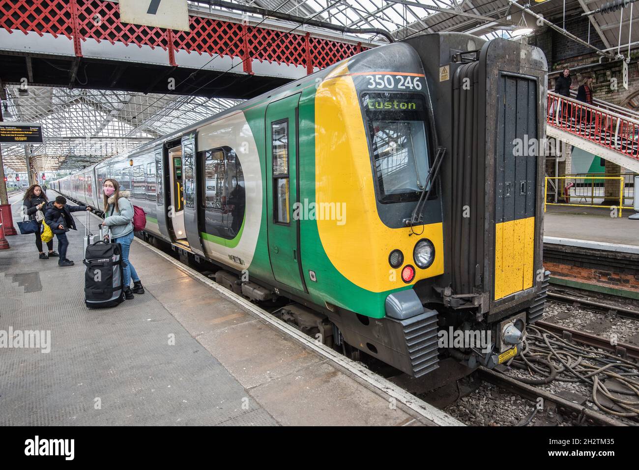 British rail class 350 desiro hi-res stock photography and images - Alamy