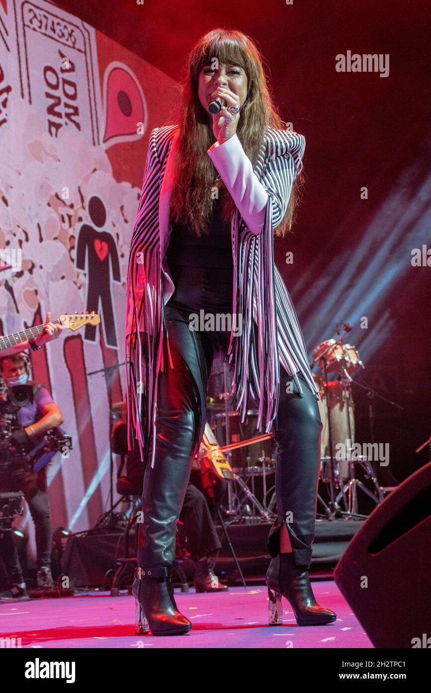 Singer Vanessa Martin at Performance Cadena 100 Por ellas 23/10/2021 ...