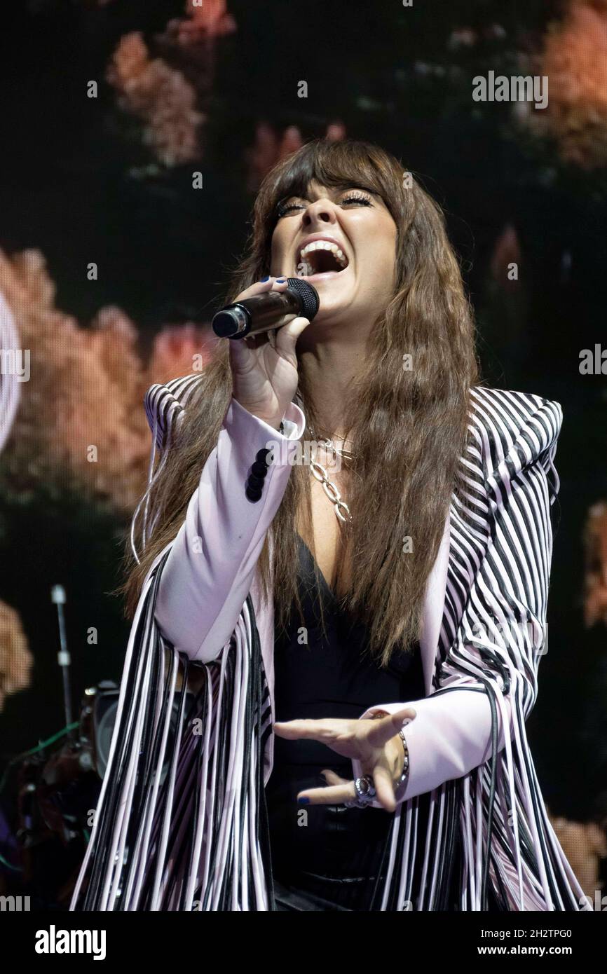 Singer Vanessa Martin at Performance Cadena 100 Por ellas 23/10/2021 ...