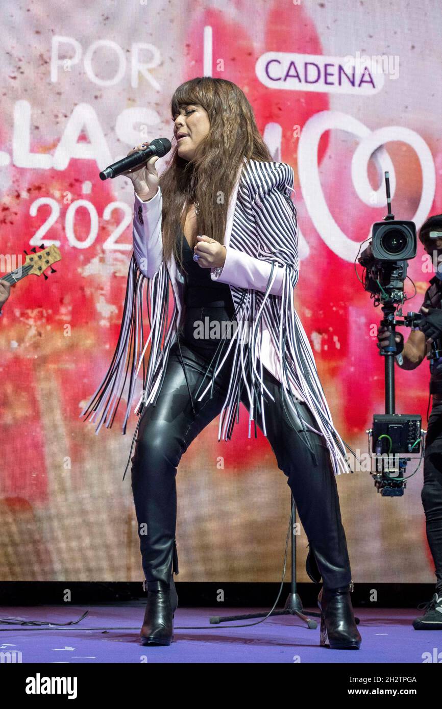 Singer Vanessa Martin at Performance Cadena 100 Por ellas 23/10/2021 ...