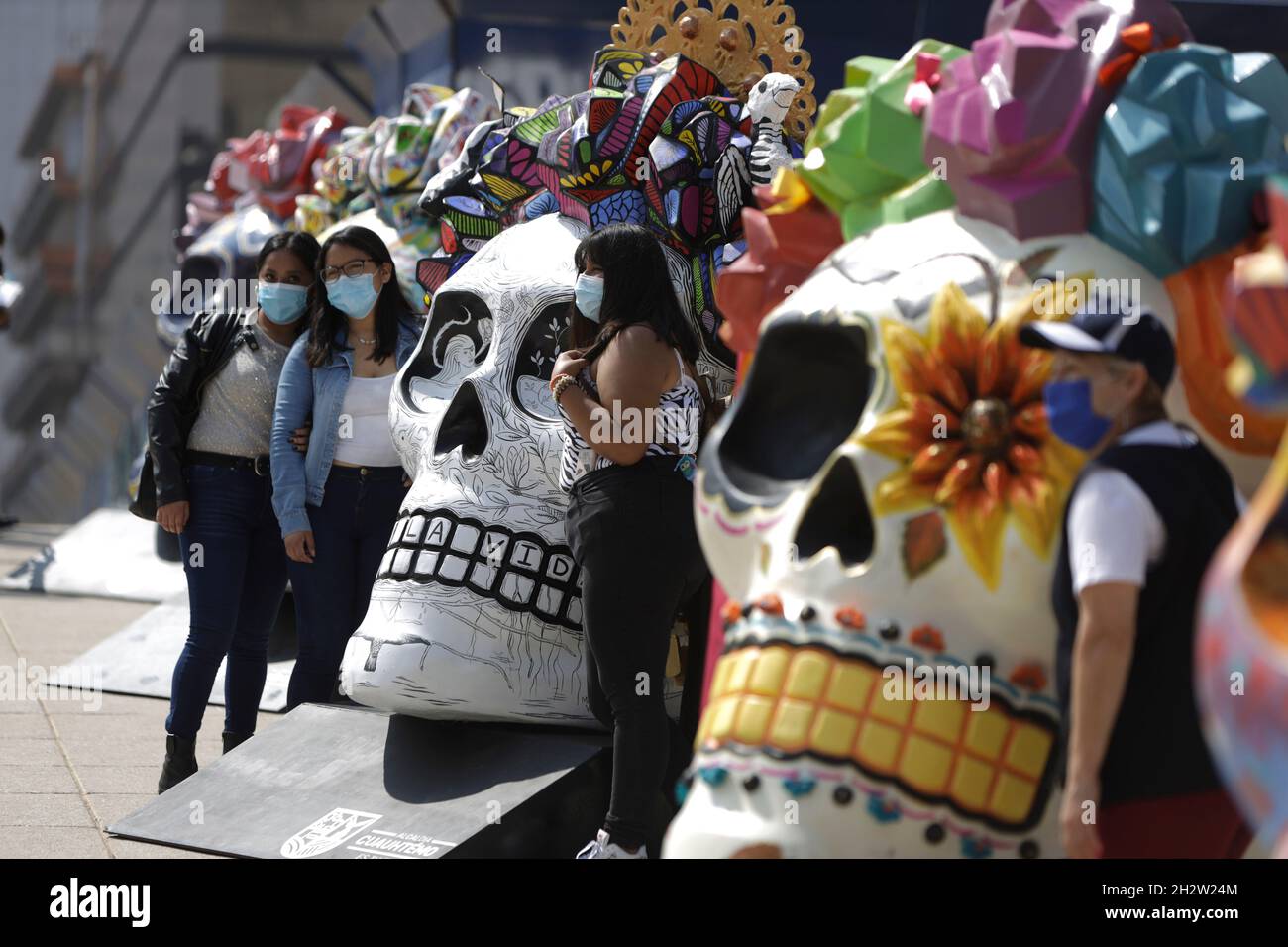 Non Exclusive: MEXICO CITY, MEXICO - OCTOBER 23, 2021: Persons take a ...