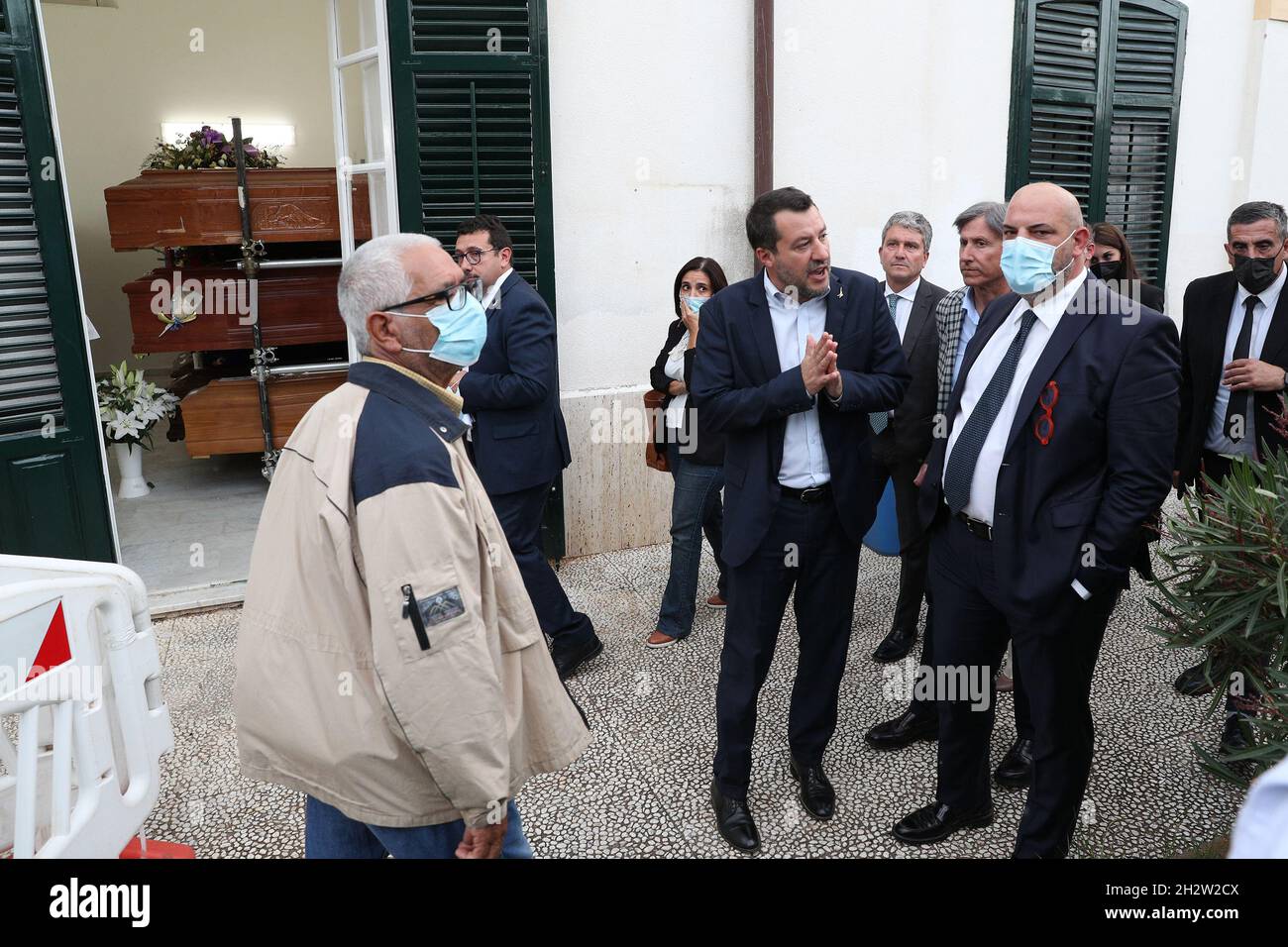 in the photo Matteo Salvini in front of the deposits where the unburied ...