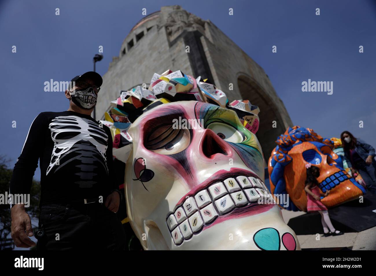 Non Exclusive: MEXICO CITY, MEXICO - OCTOBER 23, 2021: Persons take a ...