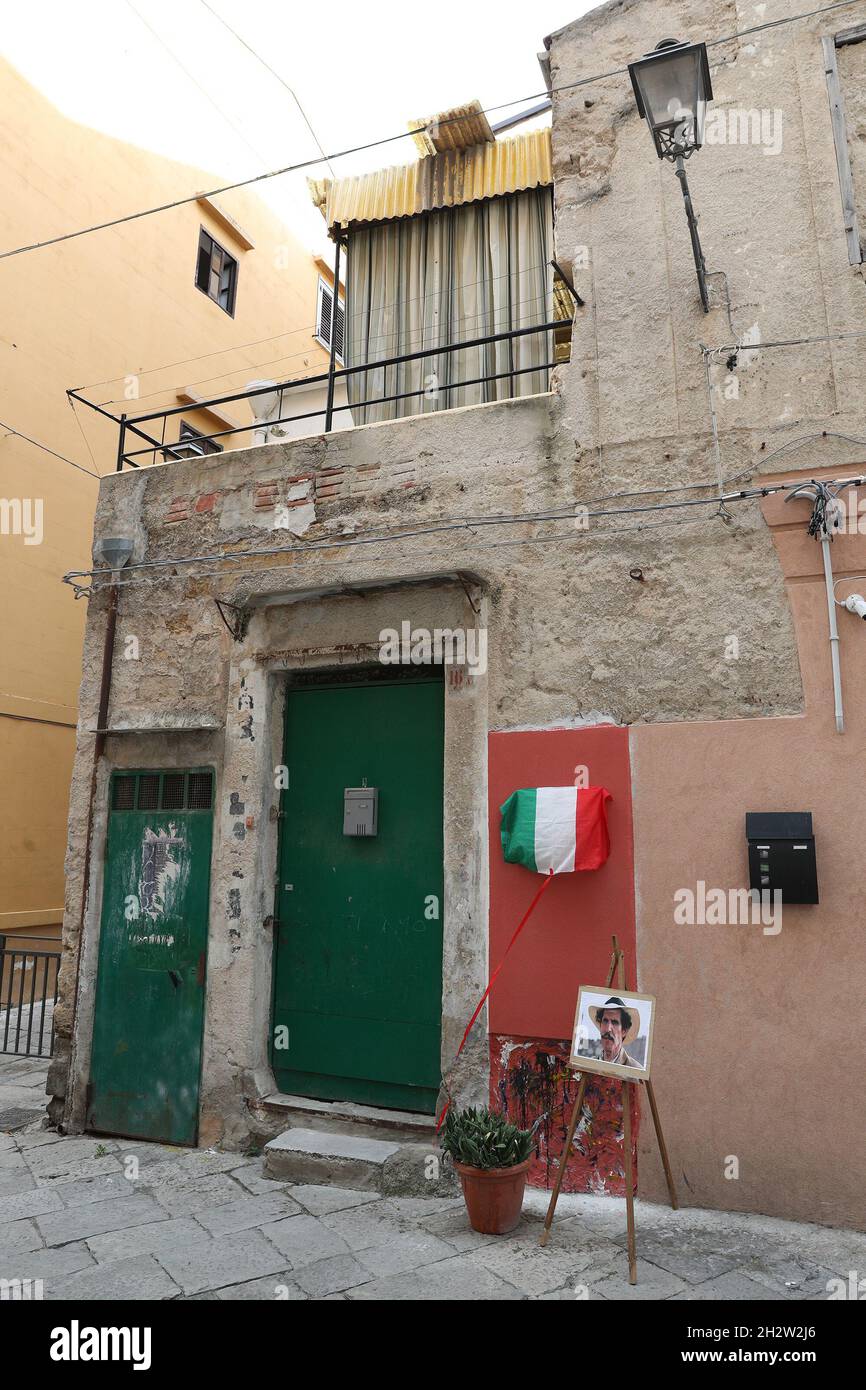in the photo the house where Ciccio Ingrassia was born discovered a ...