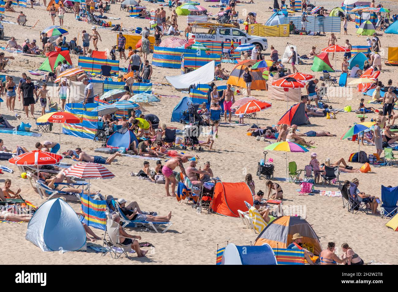 Fistral Beach in Newquay in Cornwall. Staycation holidaymakers crowd on ...