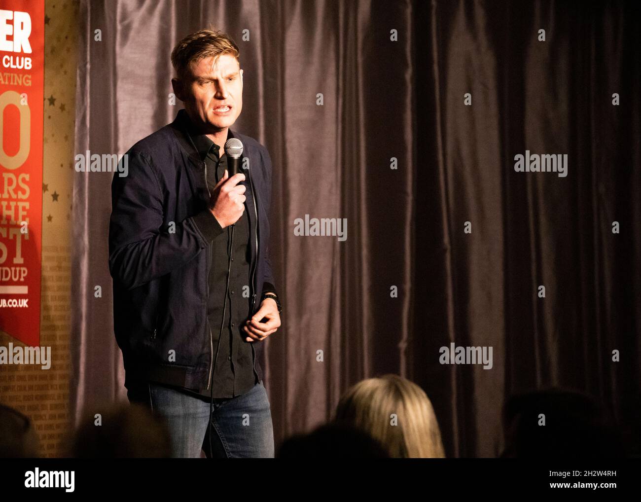 Comedy club microphone hi-res stock photography and images - Alamy