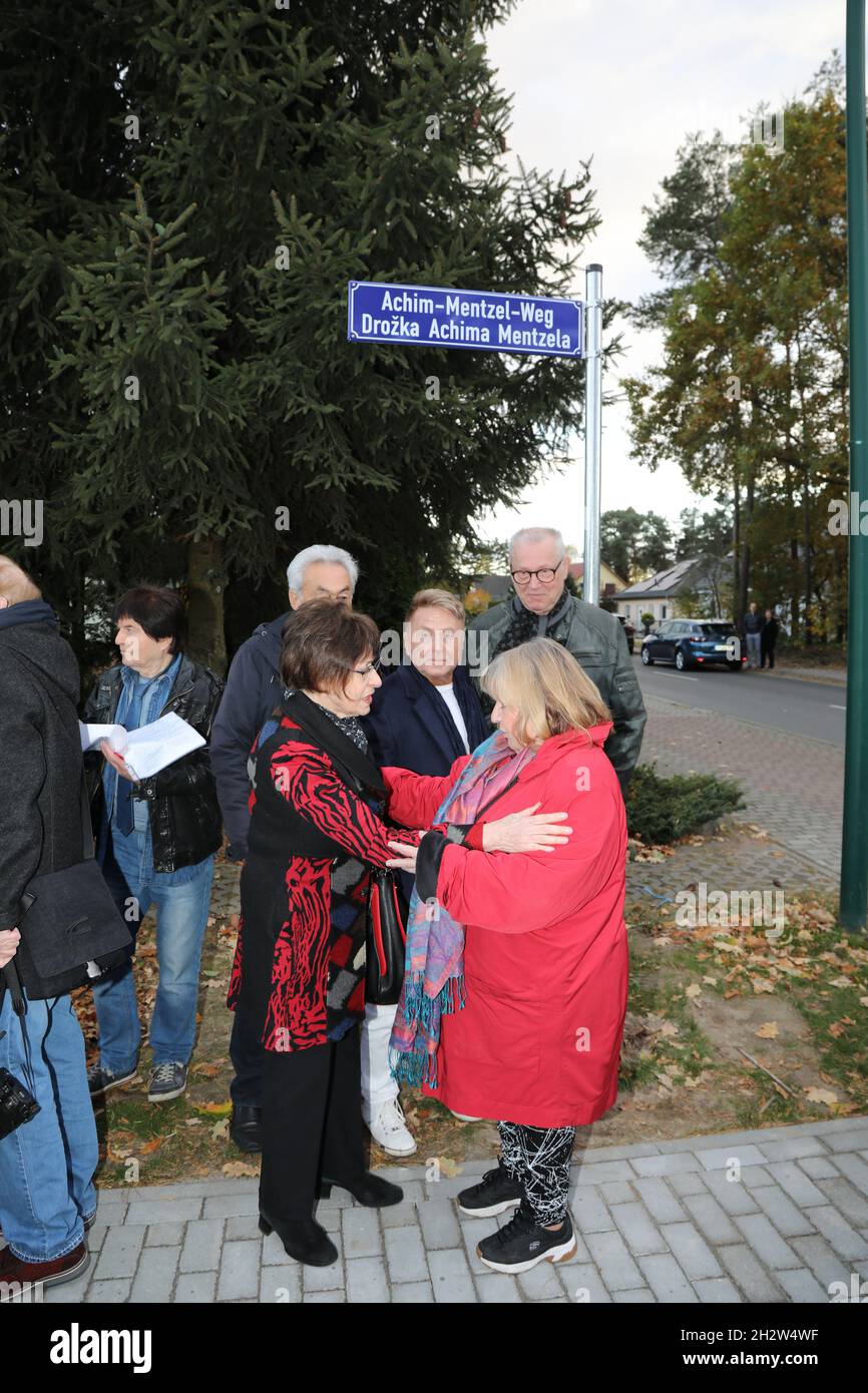 Ingrid Raack und Angelika Mann bei der Einweihung des Achim-Mentzel-Weg ...