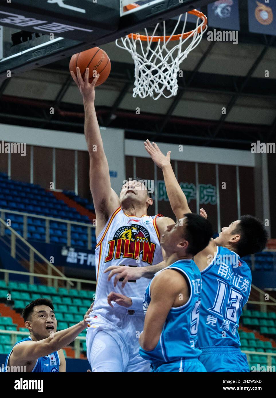 Zhuji, China's Zhejiang Province. 24th Oct, 2021. Zhong Cheng (2nd L ...