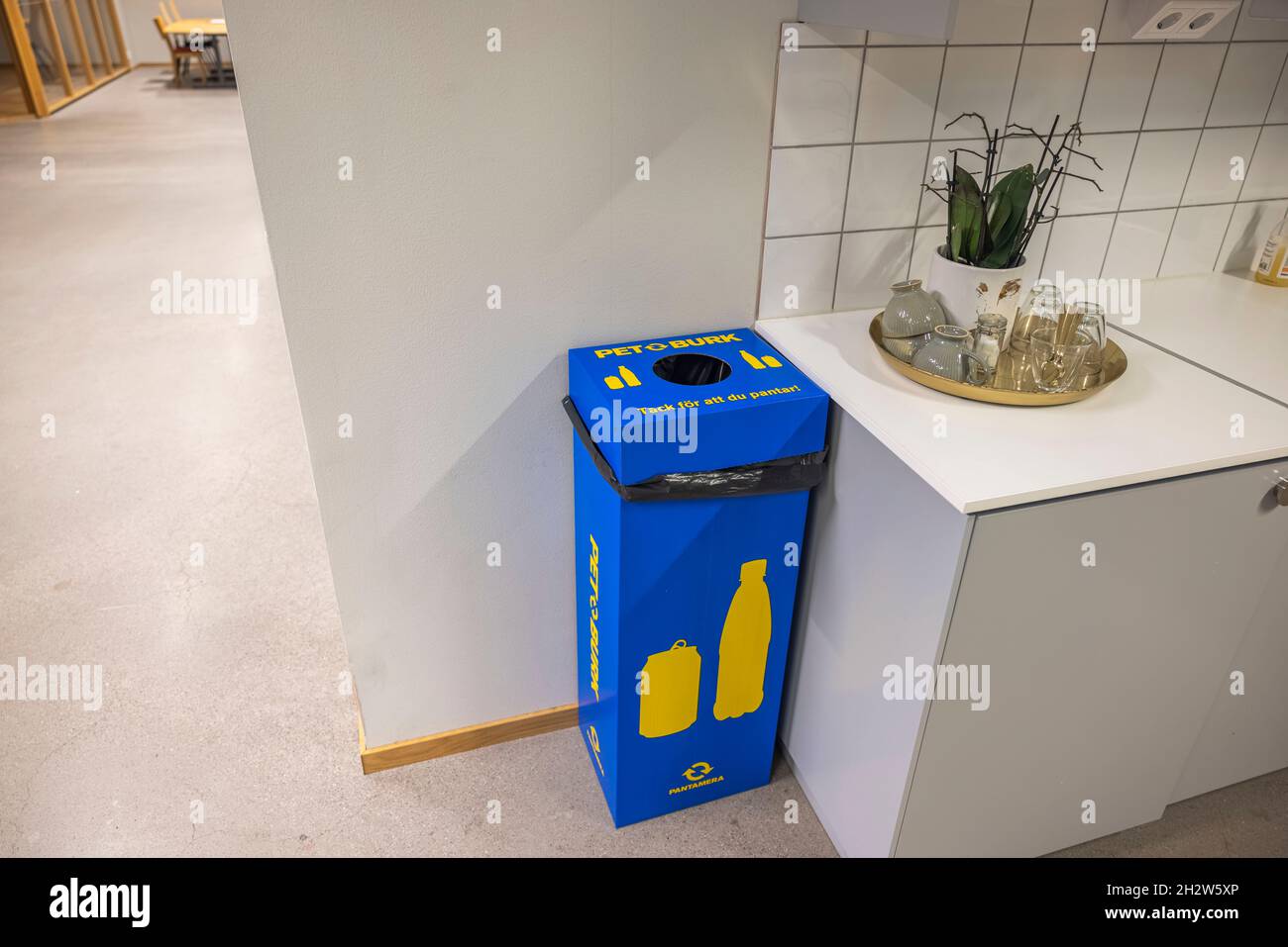 Sorting cans and bottles hi-res stock photography and images - Alamy