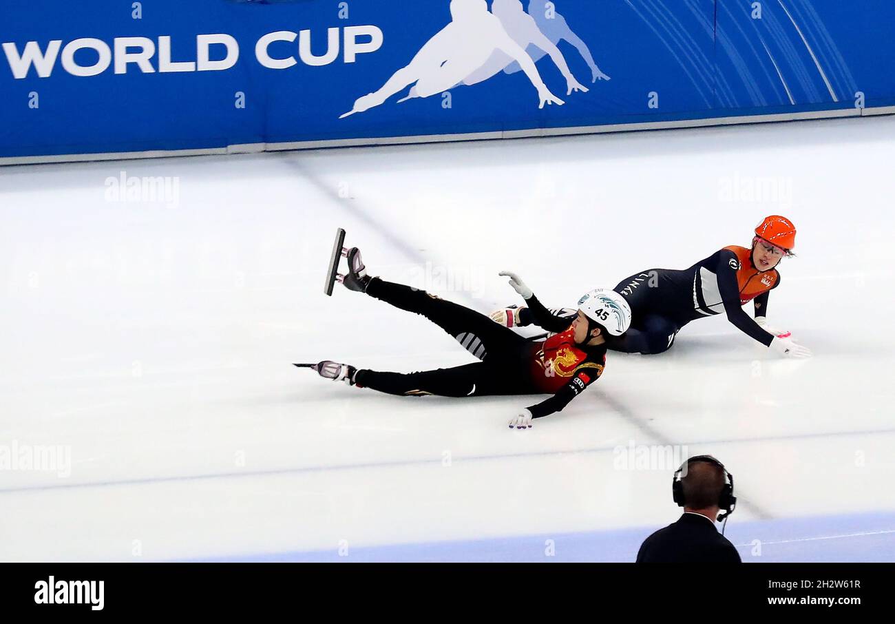 Beijing, China. 24th Oct, 2021. Zhang Yuting (L) of China and Suzanne ...