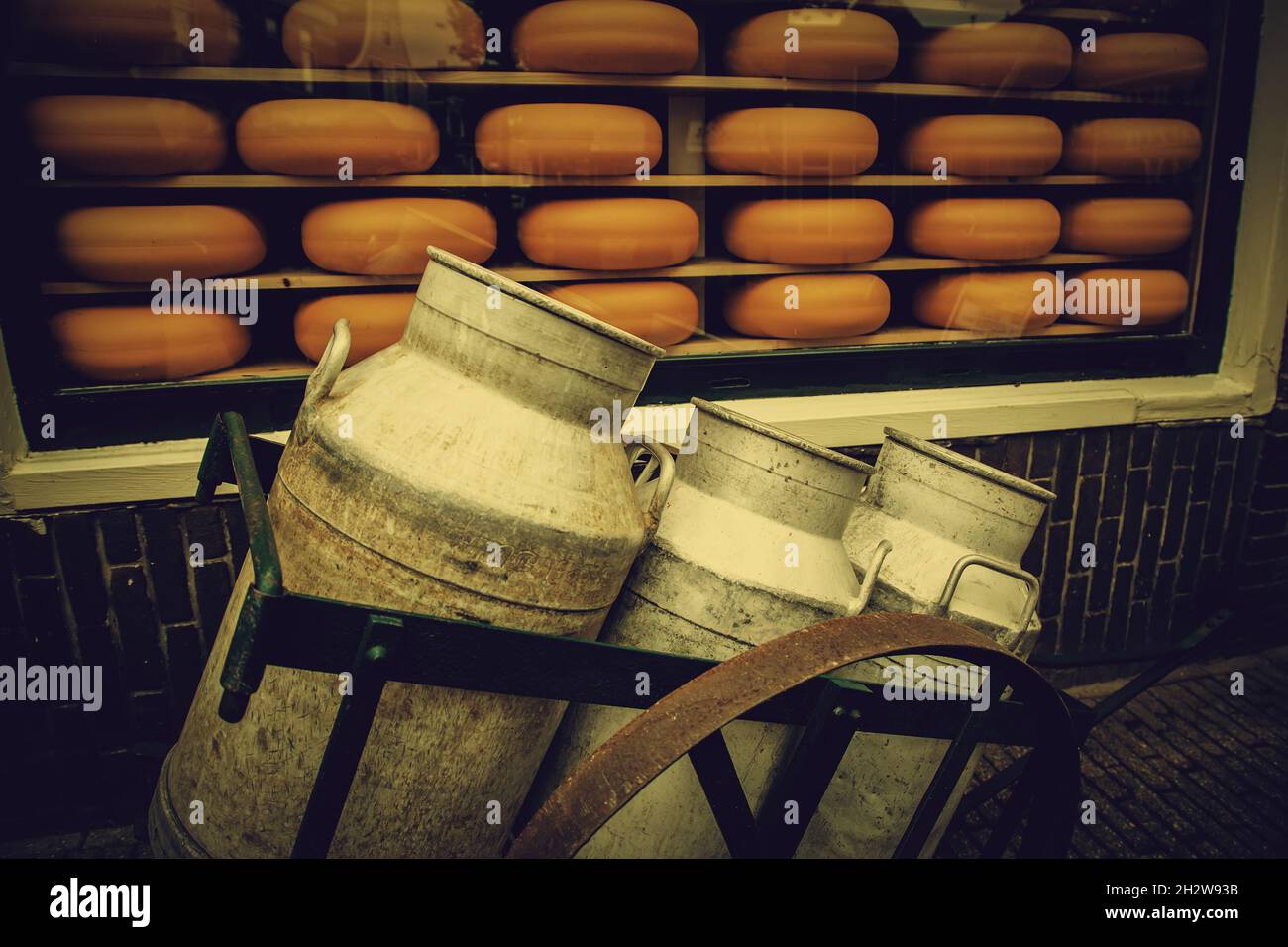 Artisan edam cheese, detail of Dutch cheese making Stock Photo - Alamy