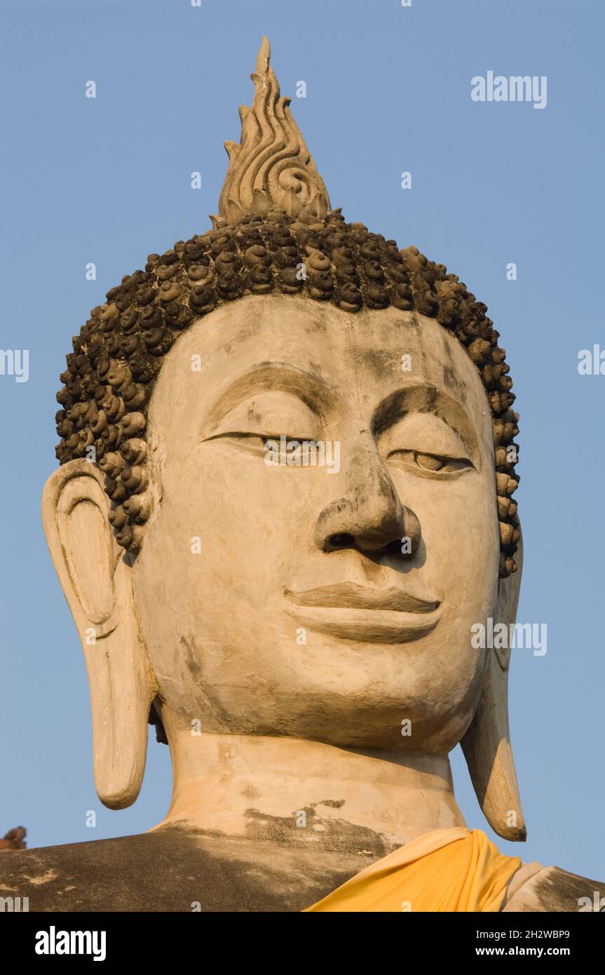 Statue of lord buddha hi-res stock photography and images - Alamy