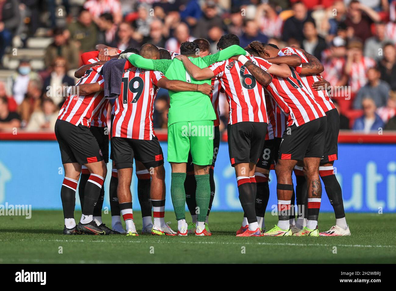 Brentford with a pre kickoff huddle Stock Photo - Alamy