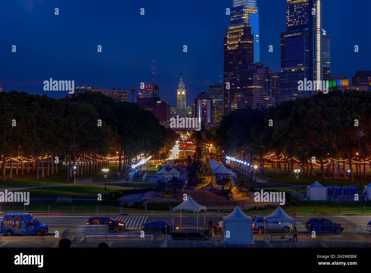 Benjamin franklin parkway downtown skyline hi-res stock photography and ...