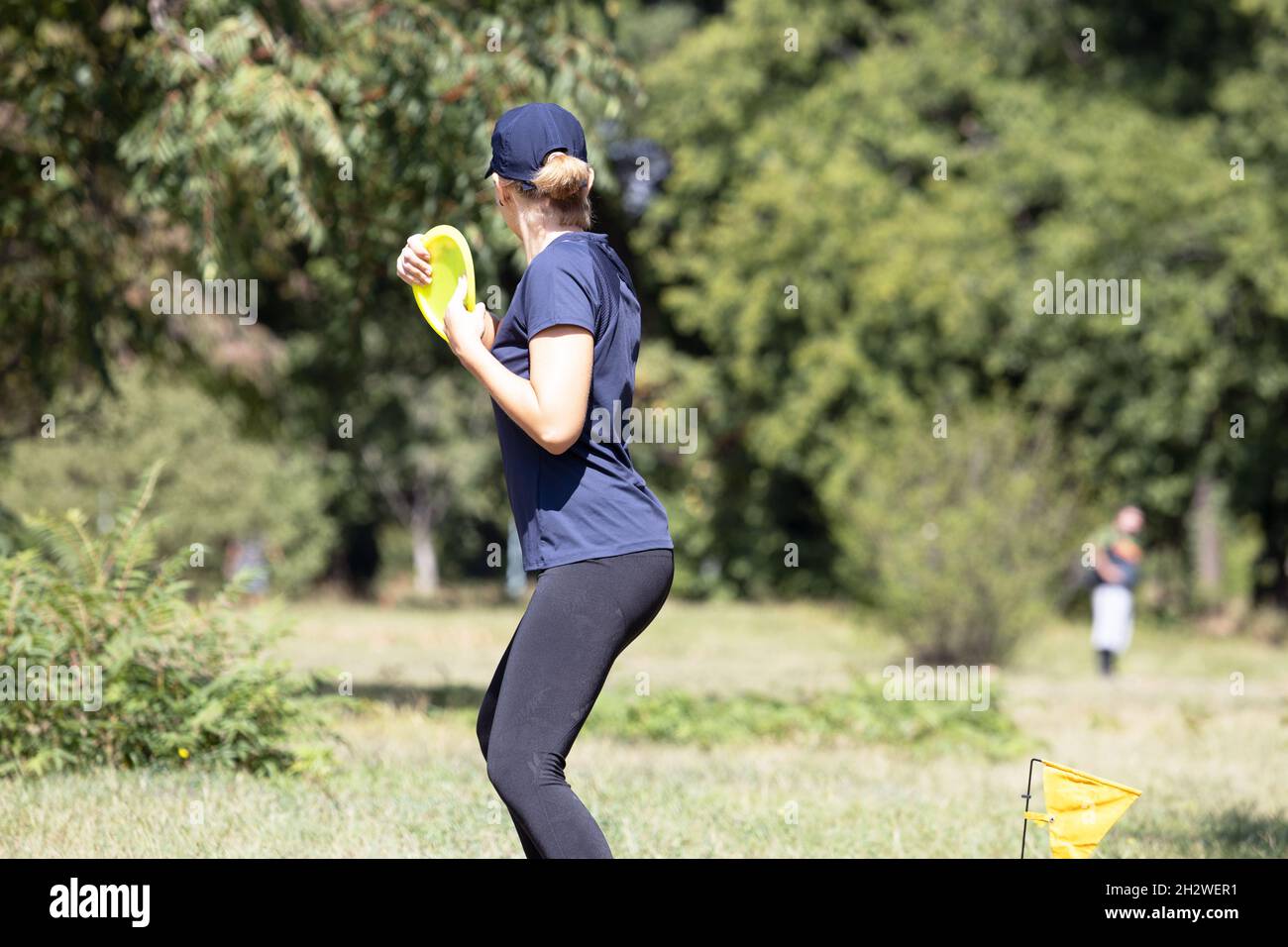 Woman playing disc golf hi-res stock photography and images - Alamy