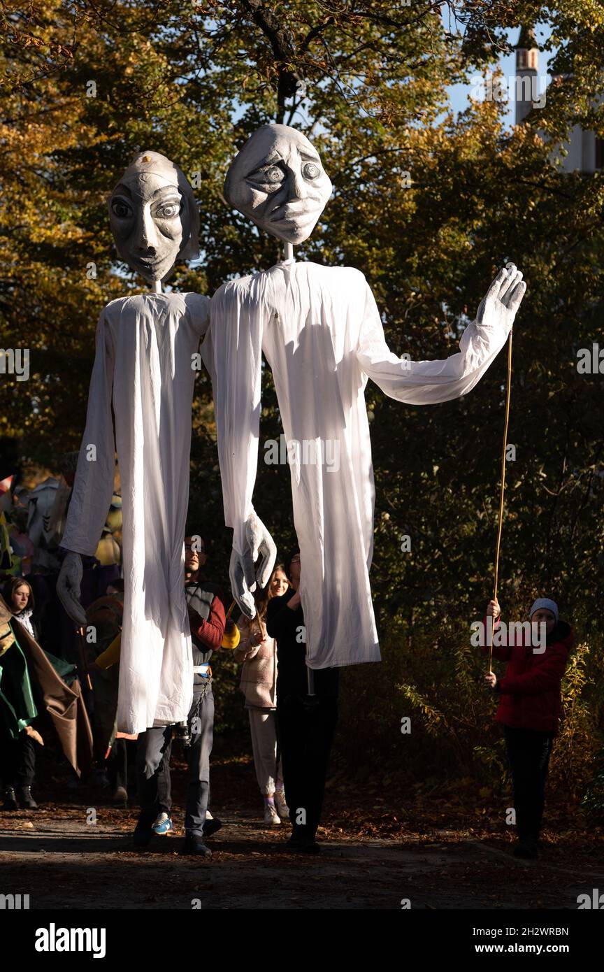 Bautzen, Germany. 24th Oct, 2021. Participants carry large puppets in ...