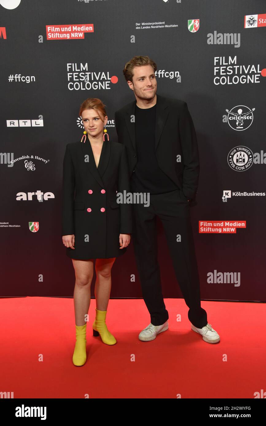 23 October 2021, North Rhine-Westphalia, Cologne: Actors Sinje Irslinger (l) and Lukas T ...