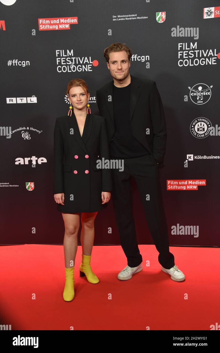 23 October 2021, North Rhine-Westphalia, Cologne: Actors Sinje ...