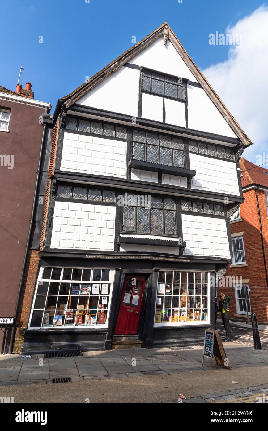 Old crooked house hi-res stock photography and images - Alamy