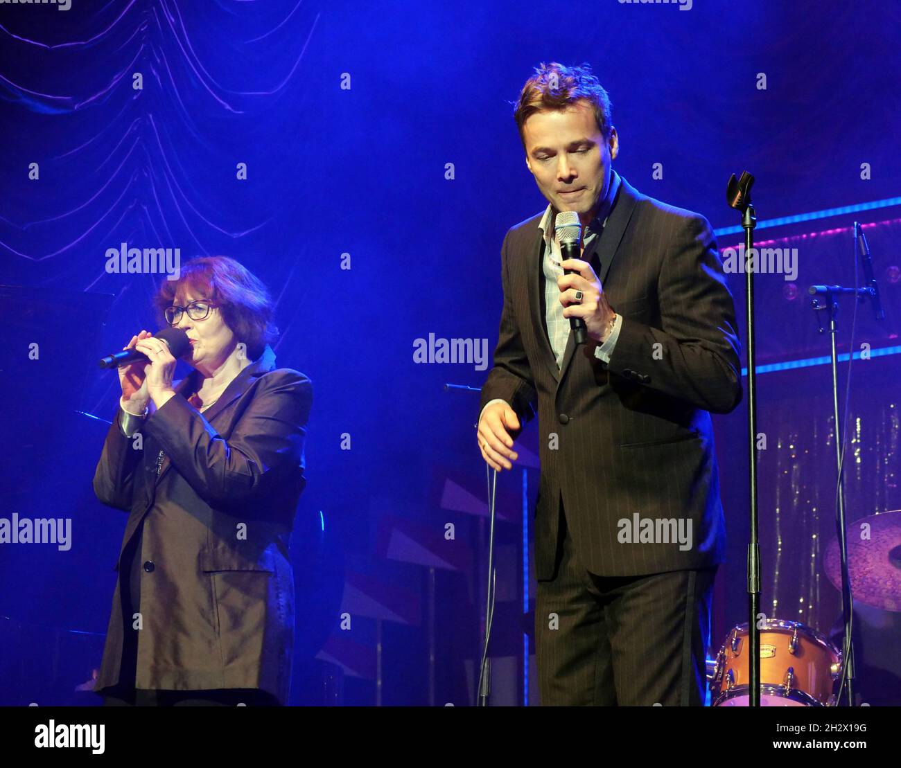 18 October 2021, Berlin: Singer Uschi Brüning, singer Marc Secara vl at ...