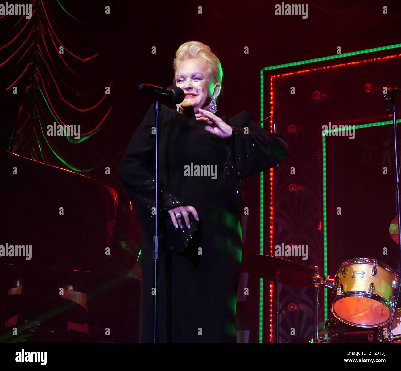 18 October 2021, Berlin: Singer Angelika Milster at "Bonsoir Catrin", a ...