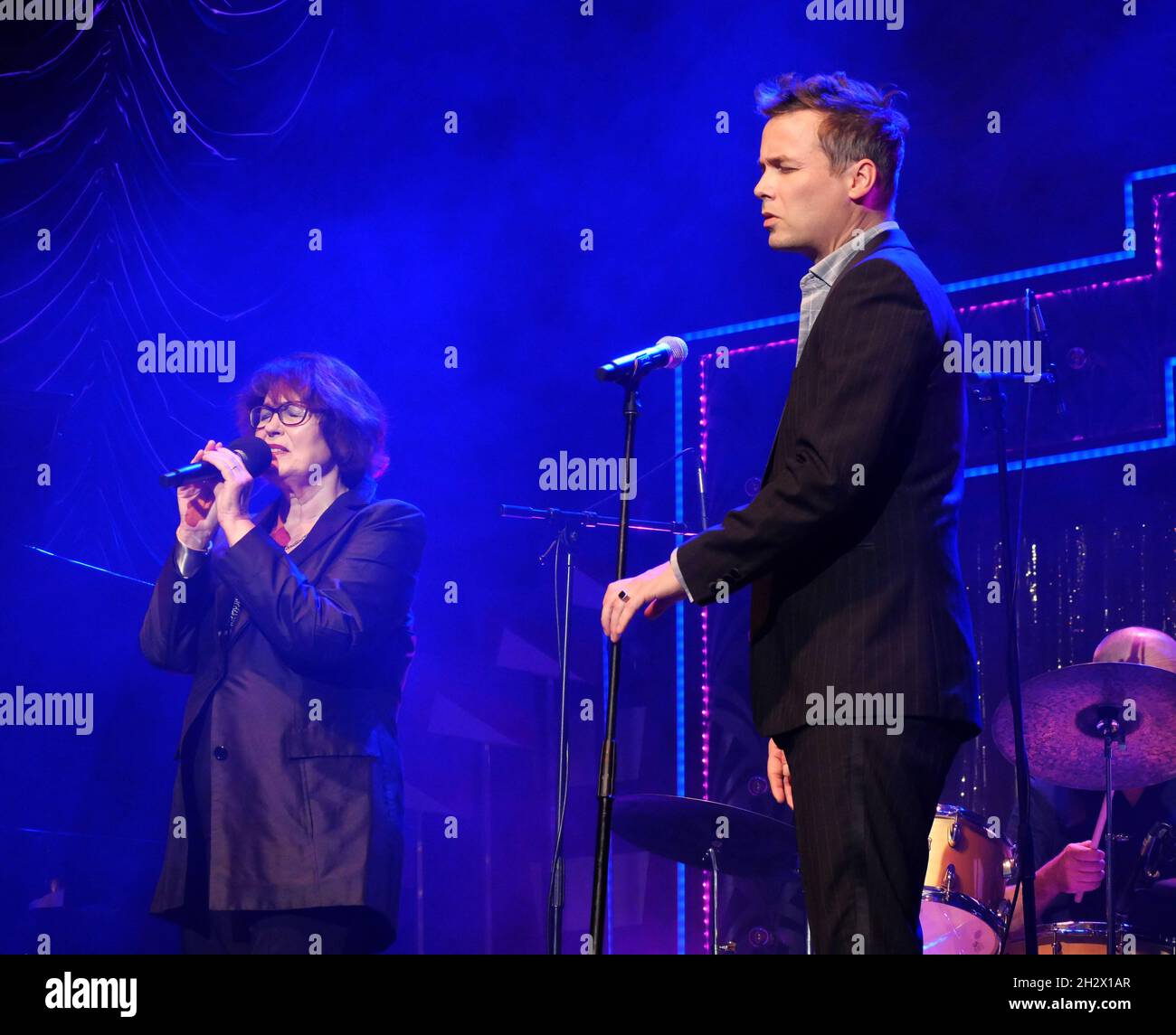 18 October 2021, Berlin: Singer Uschi Brüning, singer Marc Secara vl at ...