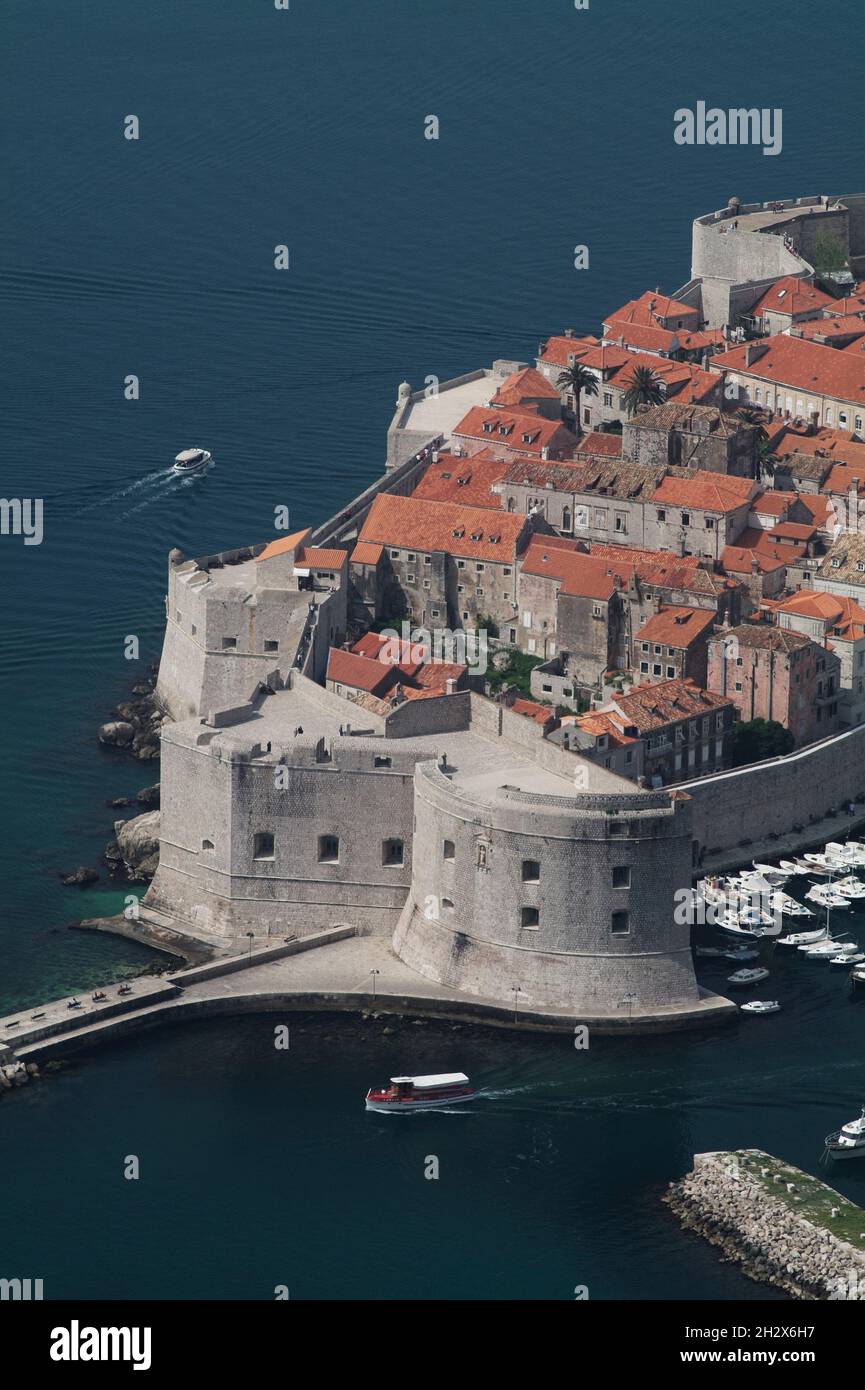 Kroatien, Dalmatien, Dubrovnik, Altstadt mit altem Hafen und Festung ...