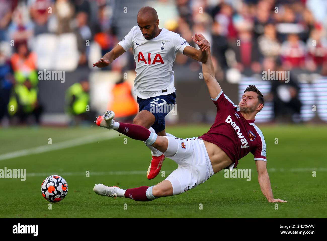 London Stadium, London, UK. 24th Oct, 2021. Premier League football ...