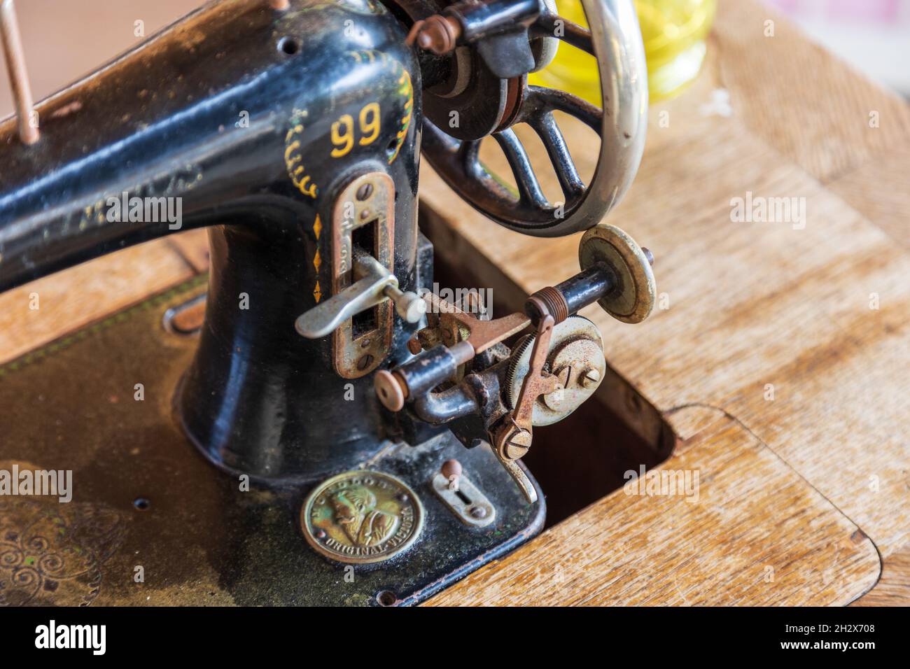 Black sewing machine hi-res stock photography and images - Alamy