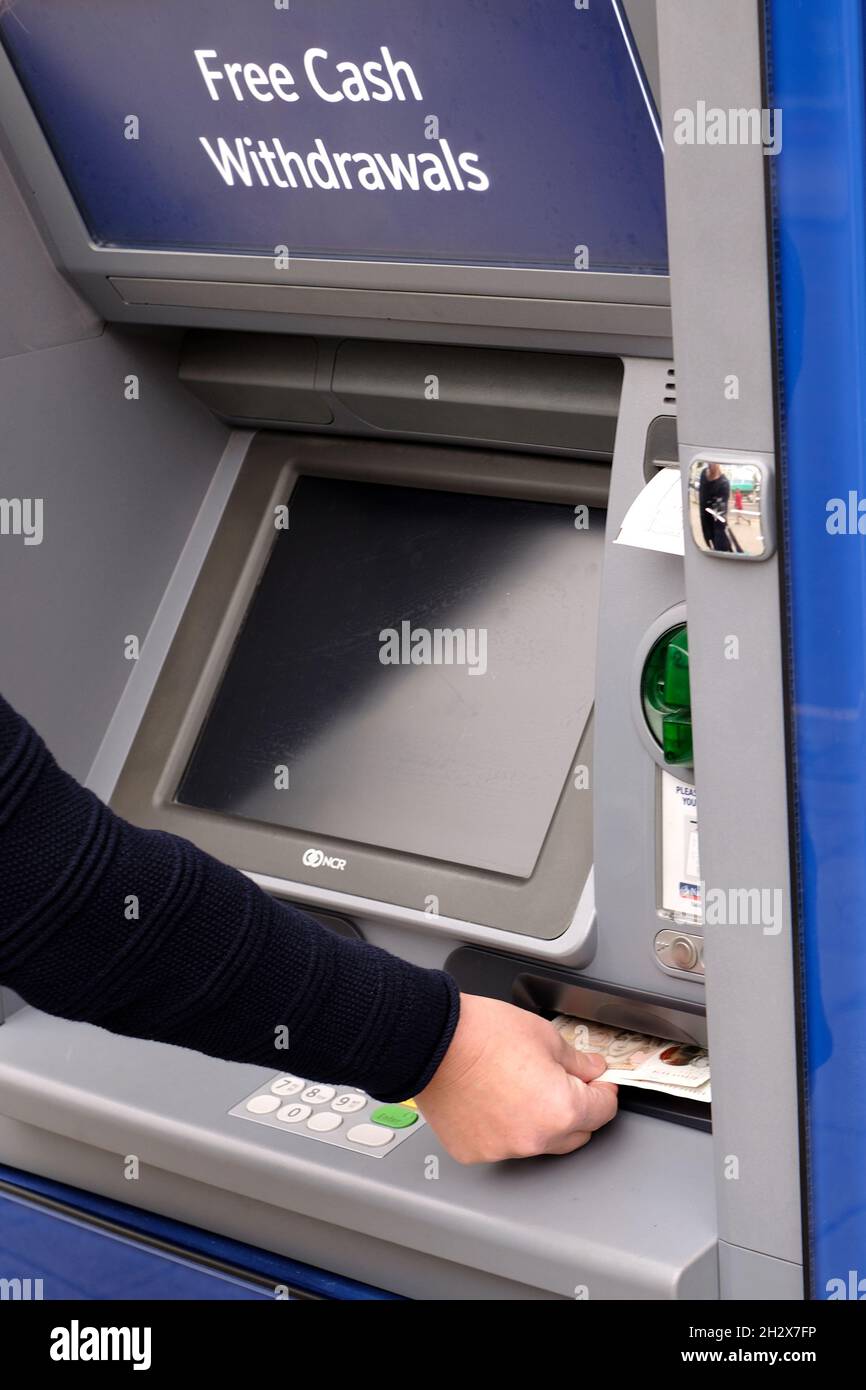 Free cash withdraws atm hi-res stock photography and images - Alamy
