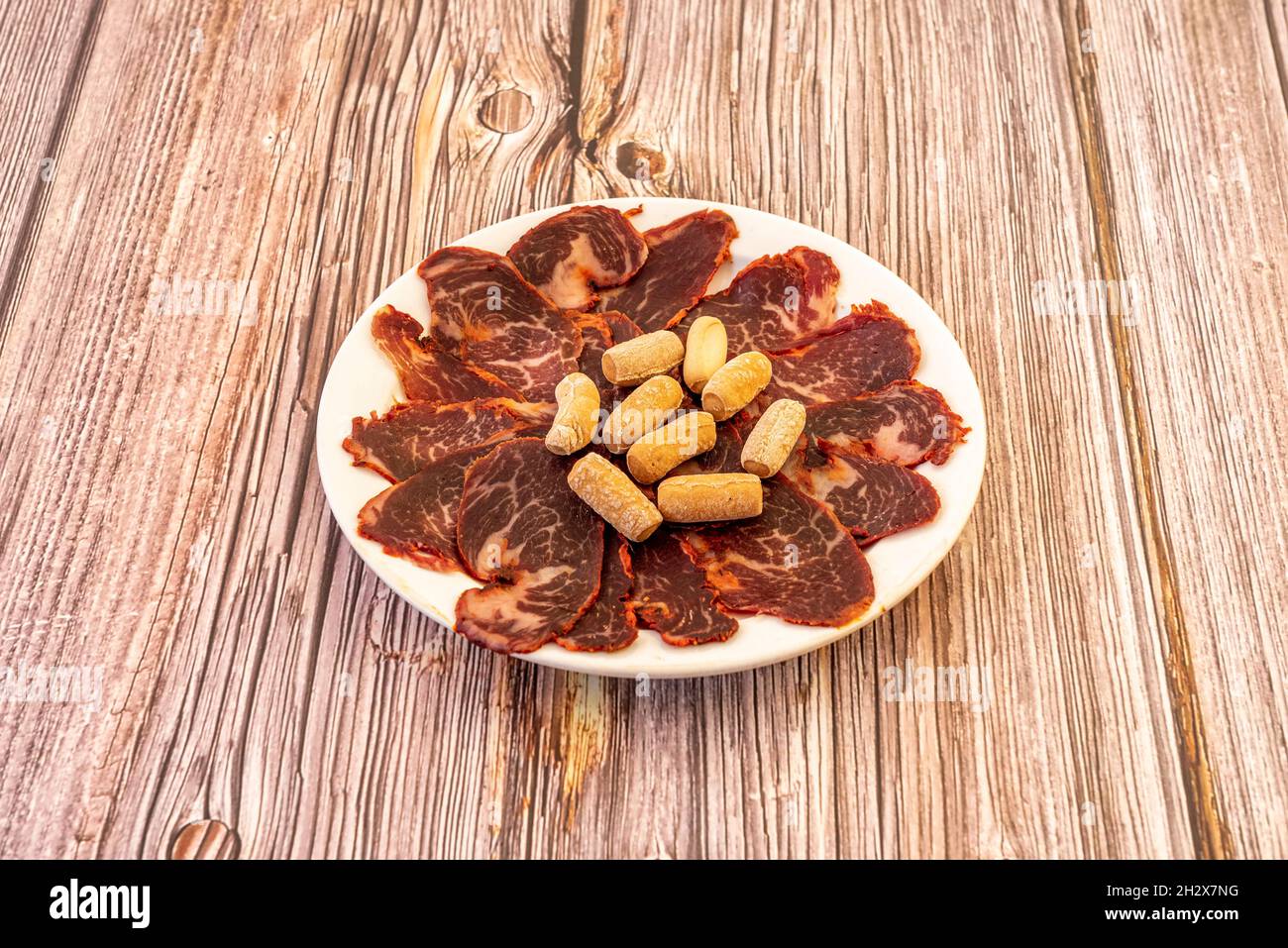Plate of Iberian acorn loin slices to take in a Spanish tapas ...