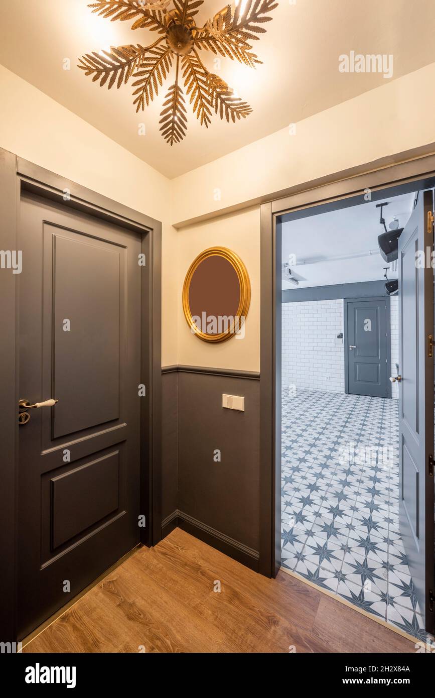 distributor with wooden floor and step to a room with hydraulic floor ...