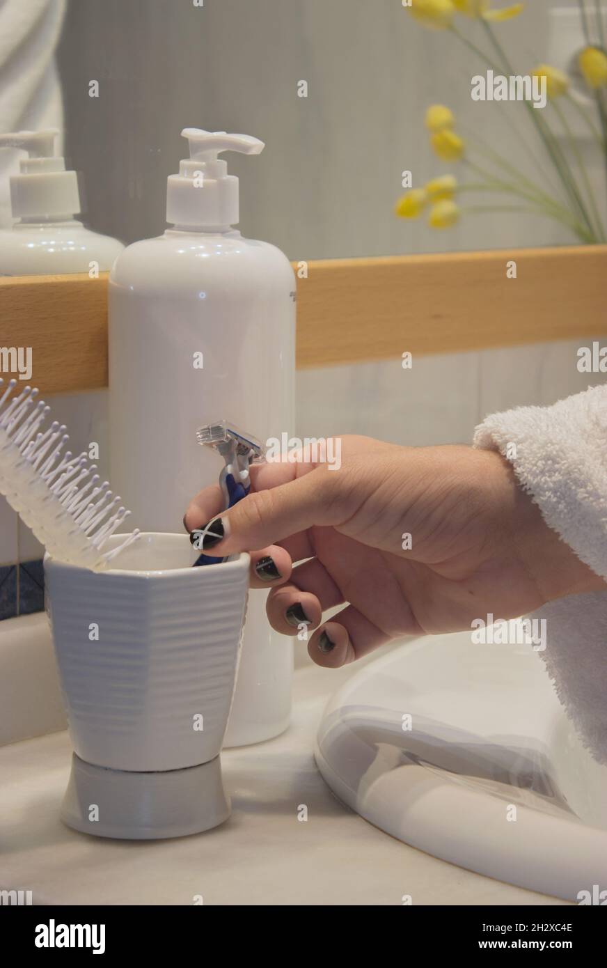 Hand razor hi-res stock photography and images - Alamy