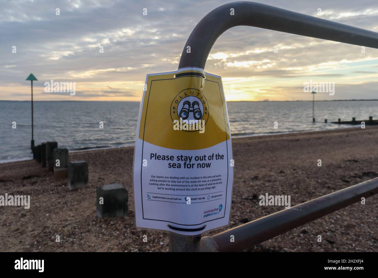 24th Oct, 2021. Southend on Sea, UK. Warning signs along the seafront ...